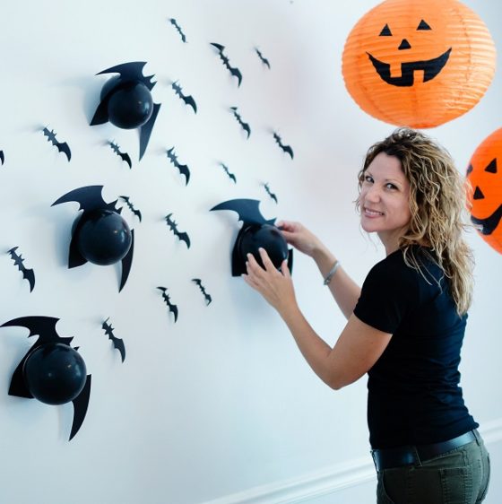How to Make A Wall of Balloon Bats for your Halloween Party | Kim Byers
